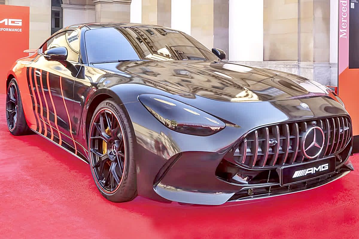 800 Horsepower Unleashed: Mercedes-Benz's AMG GT PHEV Hits the Road